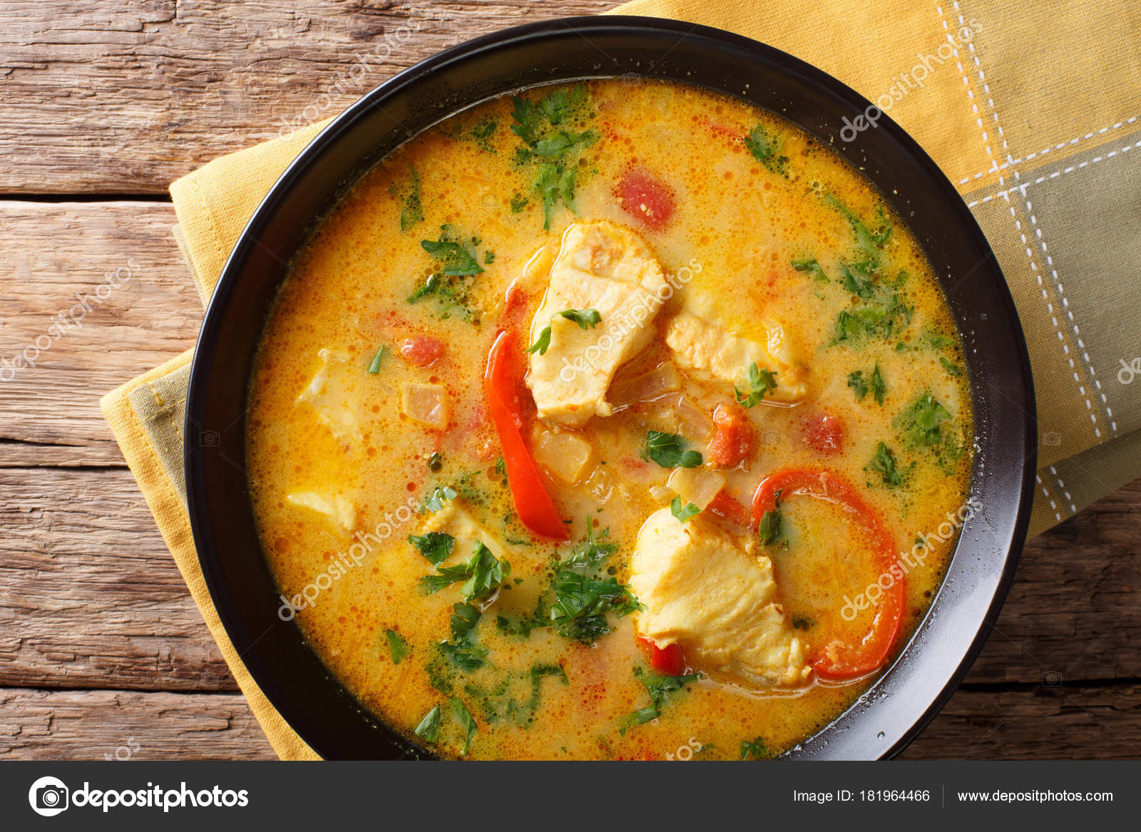Peixe guisado brasileiro com legumes e leite de coco close-up em fotos ...