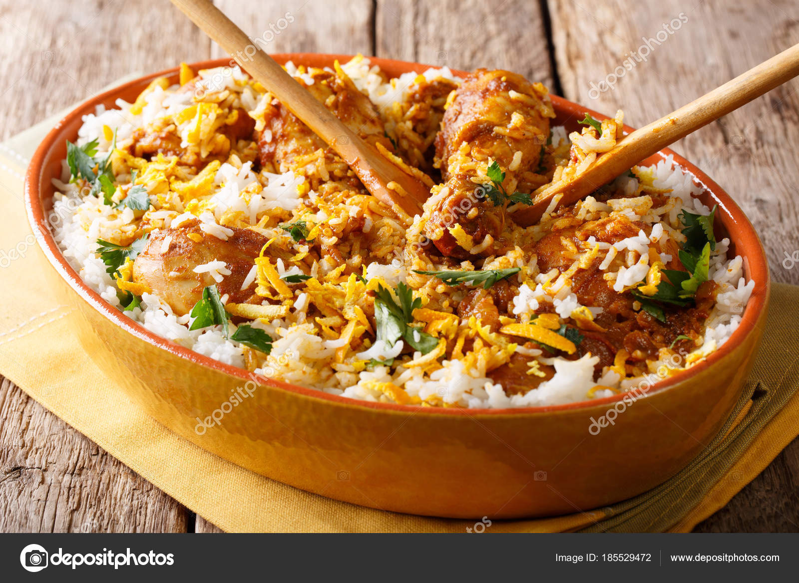Comida india: pollo dum biryani primer plano en un plato. horizontal ...