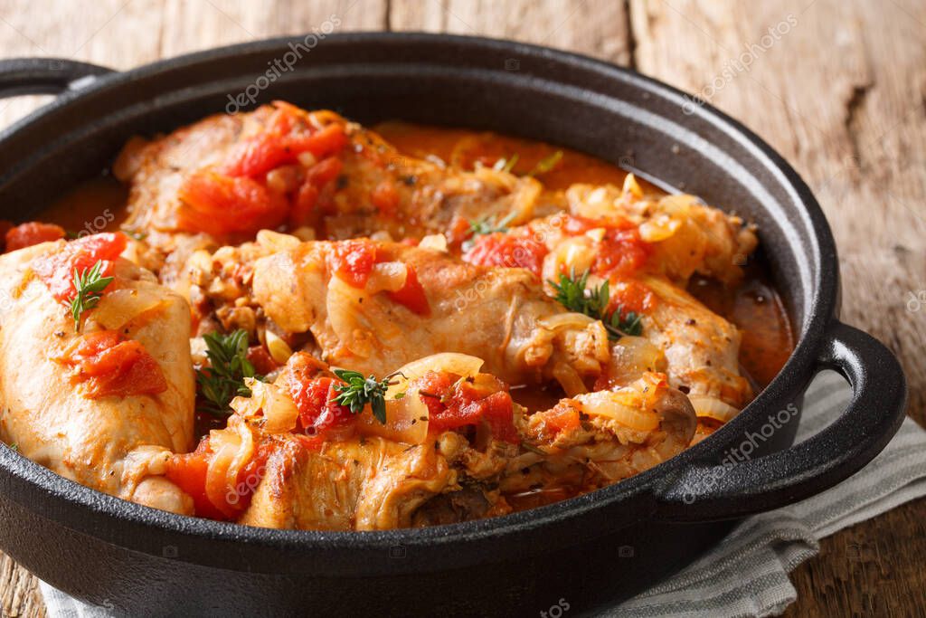 Guiso de conejo Cunillo en salsa de tomate con vino blanco y hierbas 2023