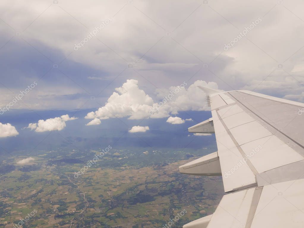Ala de un avi n volando sobre las nubes y aterrizando. la gente mira el cielo desde la ventana ...