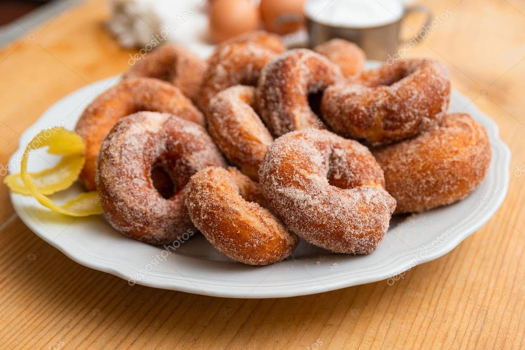 Zeppole, buñuelos típicos italianos con canela 2024