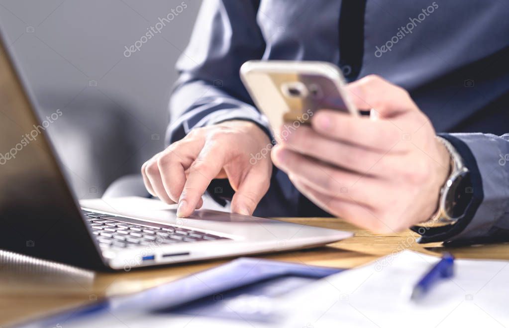 Multitarea y tecnología móvil. Ocupado hombre de negocios adicto al trabajo usando teléfono y ...
