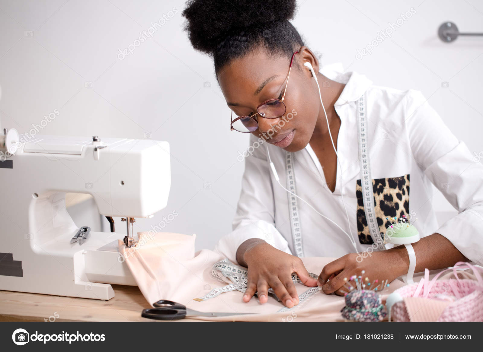 Costurera africana que trabaja con tela toma medidas — Foto de stock ...