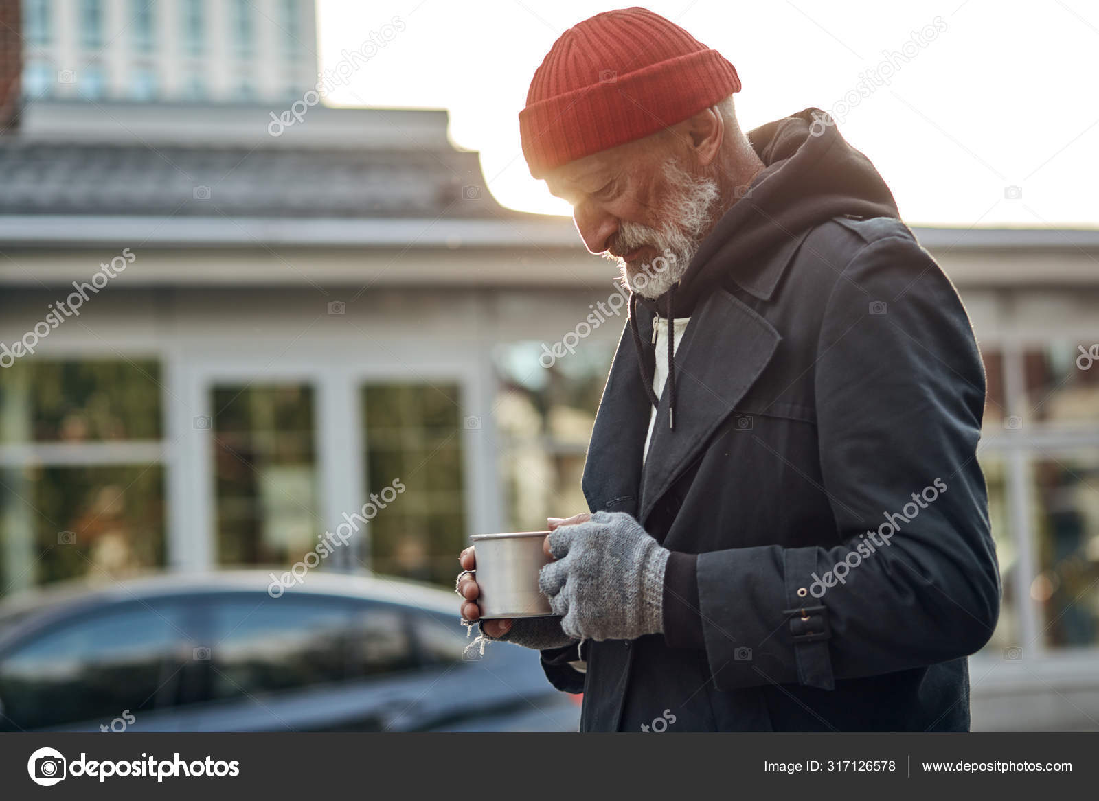 Pidiendo ayuda. Hombre mayor con barba gris pidiendo ayuda de los ...