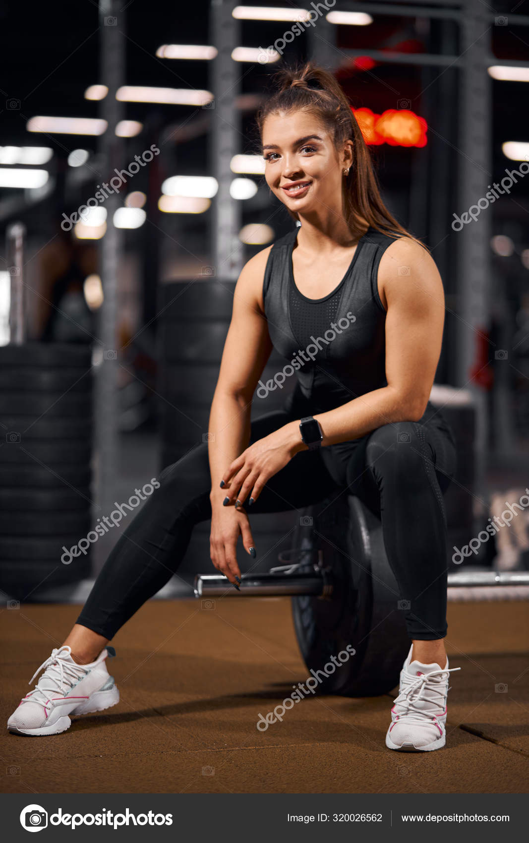 Modelo jovem posando no ginásio fotos, imagens de © ufabizphoto #320026562
