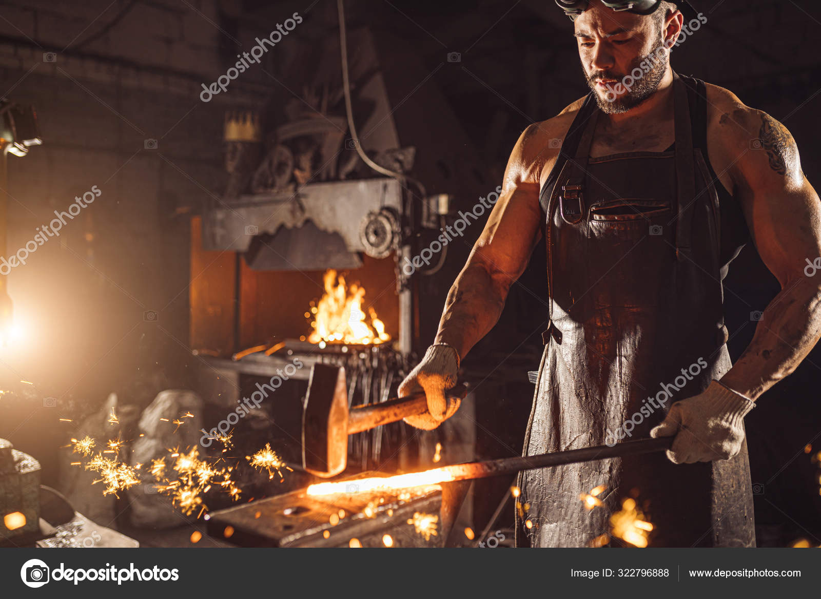 Forjador joven golpeando hierro con martillo — Foto de stock #322796888 ...