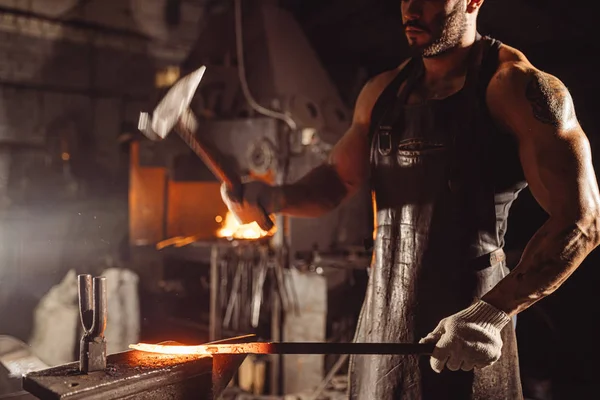 Forjador joven golpeando hierro con martillo — Foto de stock #322796888 ...