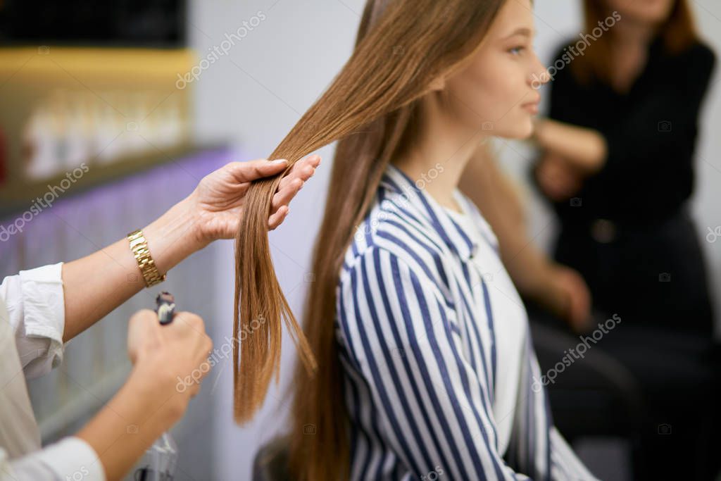 vista lateral en el pelo de las ni as y las manos de peluquer a 2024