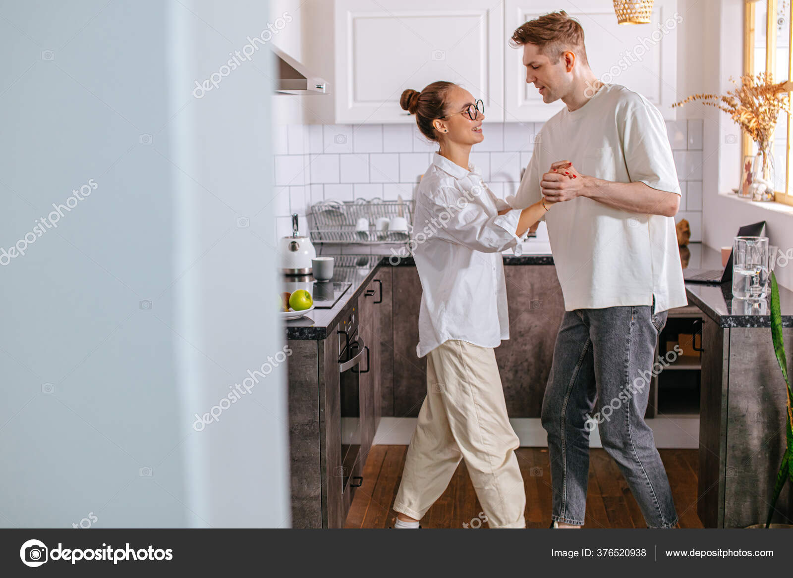 Hermosa pareja casada bailando en casa — Foto de stock #376520938 ...