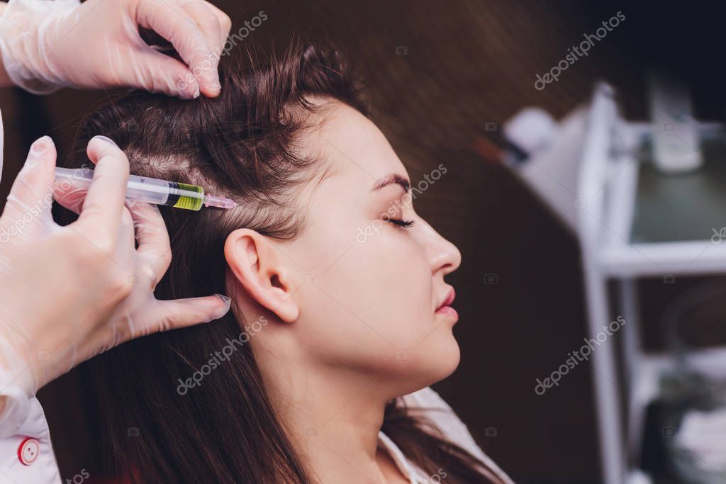 Mesoterapia con aguja. Los cosméticos se inyectaron en la cabeza de las ...
