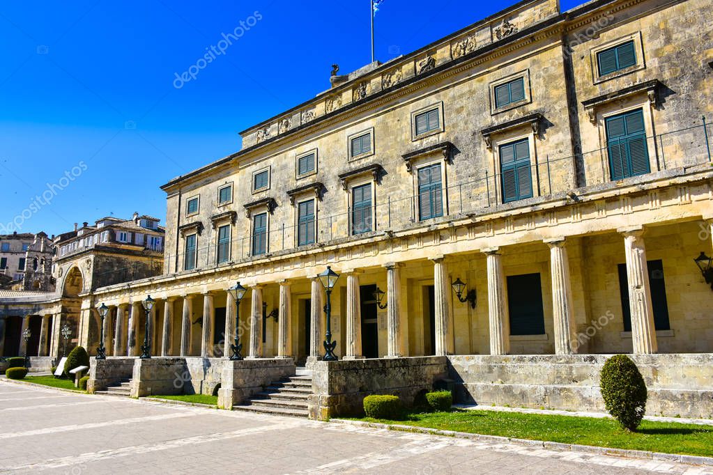 Edificio histórico en la antigua ciudad de Corfú en la isla Kerkyra en 2023