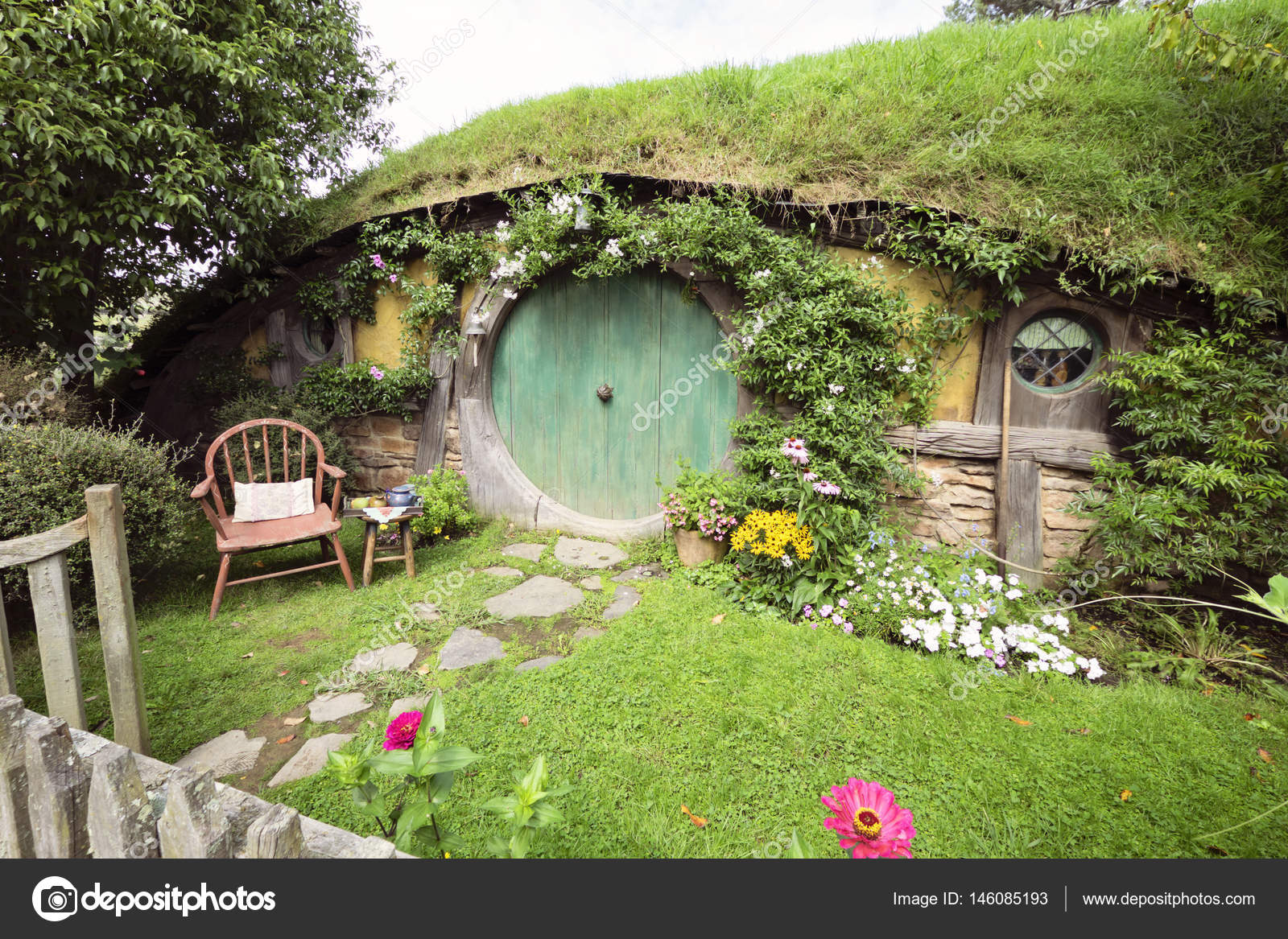 Hobbiton, The Lord of the rings and the hobbit movie set, New Zealand ...