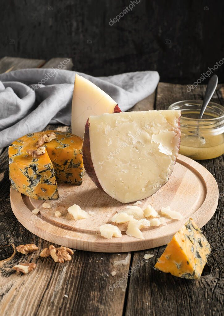 Trozos de Jugas y queso Shropshire Blue con uvas en un plato de madera ...