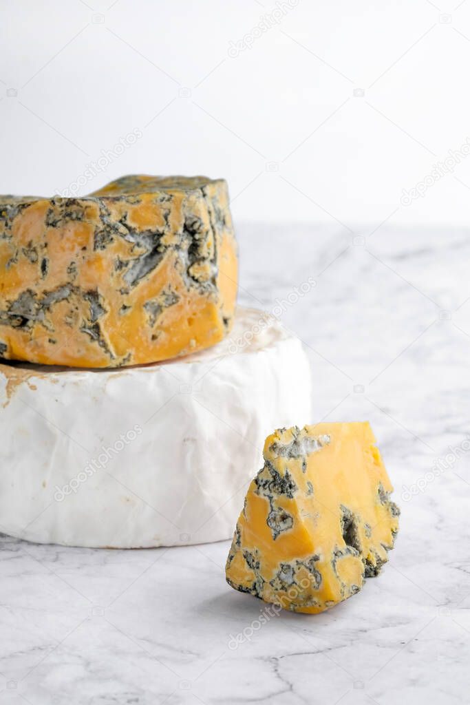 Trozos de queso Jugas sobre un plato de madera sobre fondo blanco ...