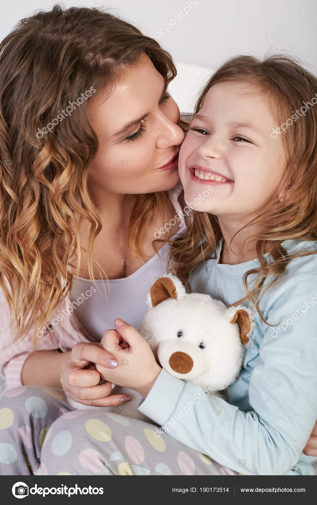 Feliz Madre Besando Hija — Foto De Stock © Ovcharenkoviktoria 190173514