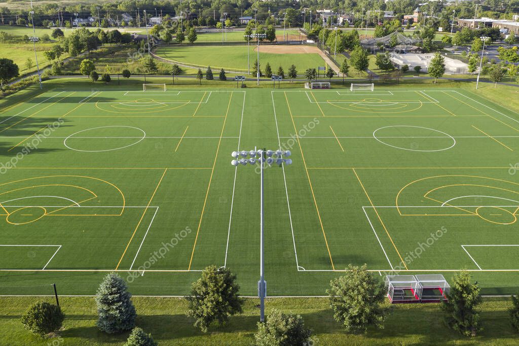 Vista aérea de un campo de juego multiuso con campos de fútbol ...