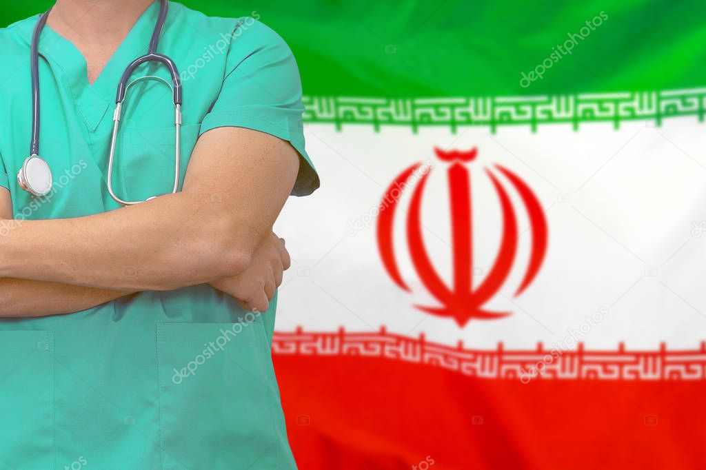 Cirujano masculino o médico con estetoscopio en el fondo de la bandera ...