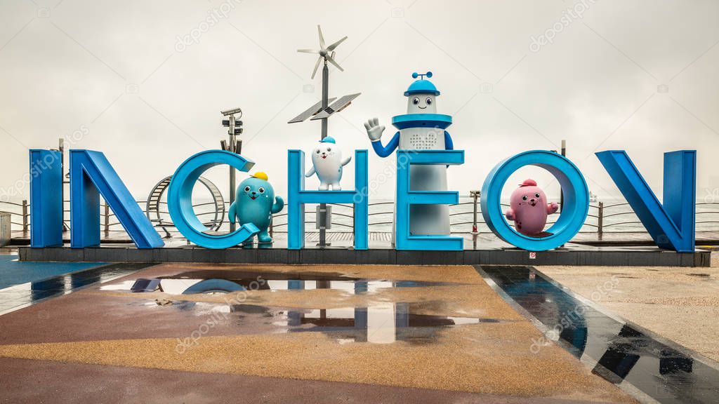Señal azul de la ciudad de Incheon en la orilla de la isla de Wolmido ...