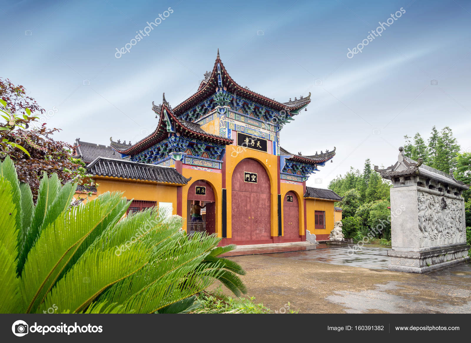 Ancient Chinese temple Stock Photo by ©gyn9037 160391382