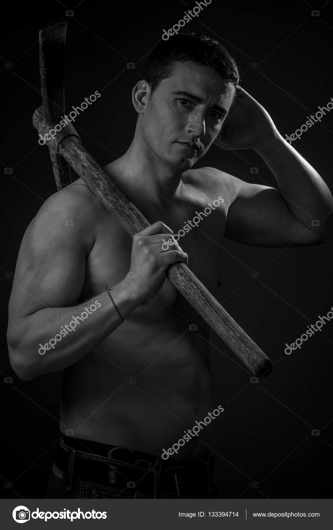 Obrero de la construcción sosteniendo un pico — Foto de stock ...