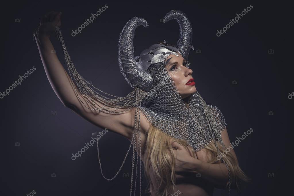 Hermosa diosa vikinga con cuernos 2022