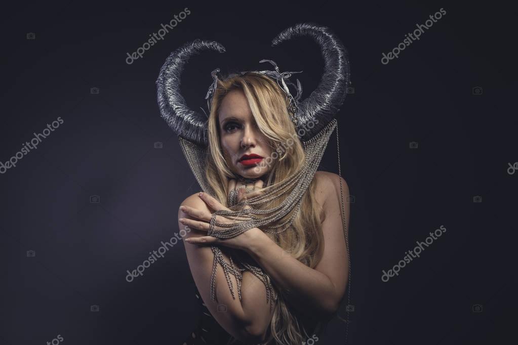 Hermosa diosa vikinga con cuernos 2024