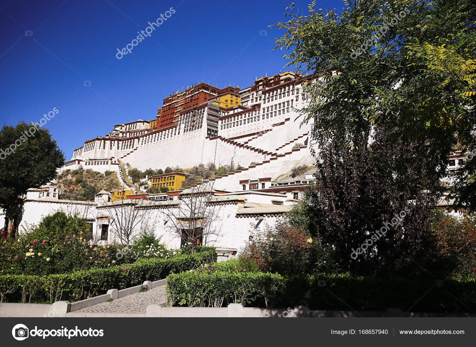 Potala Palace in Lhasa — Stock Photo © xload #168657940