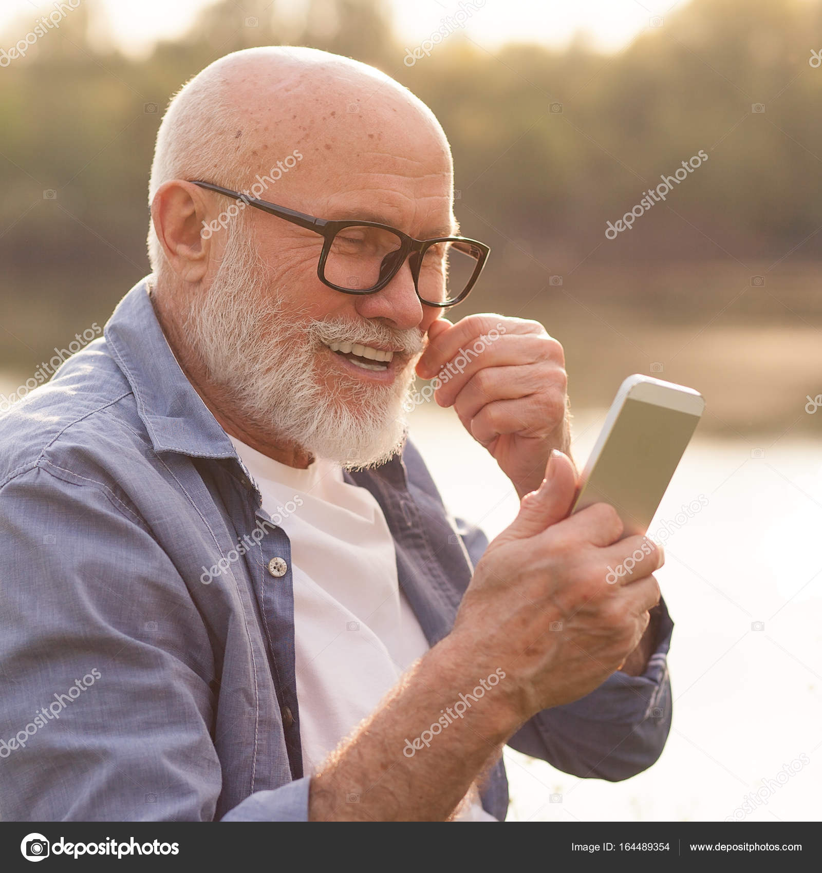 Older man using a smartphone — Stock Photo © lsapaleva.gmail.com #164489354