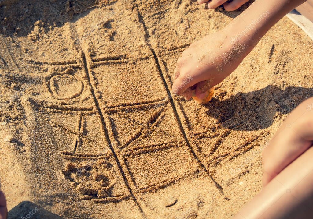 tic tac toe juego o X O juego escribir en la arena. Diversión y juegos ...