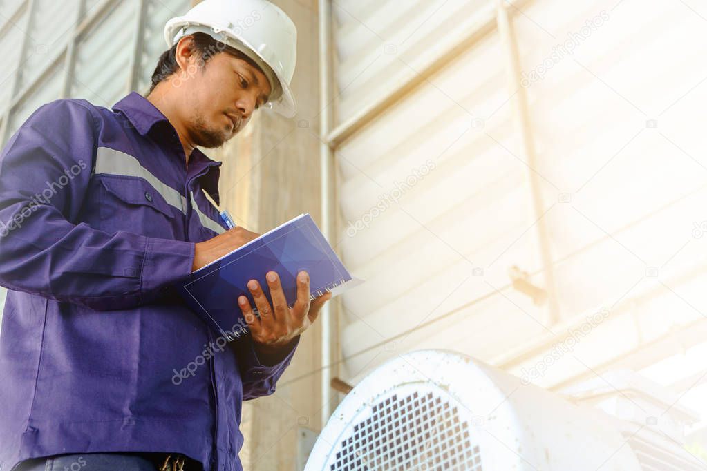 Ingeniero asi tico o t cnico en uniforme de seguridad y casco blanco 2024