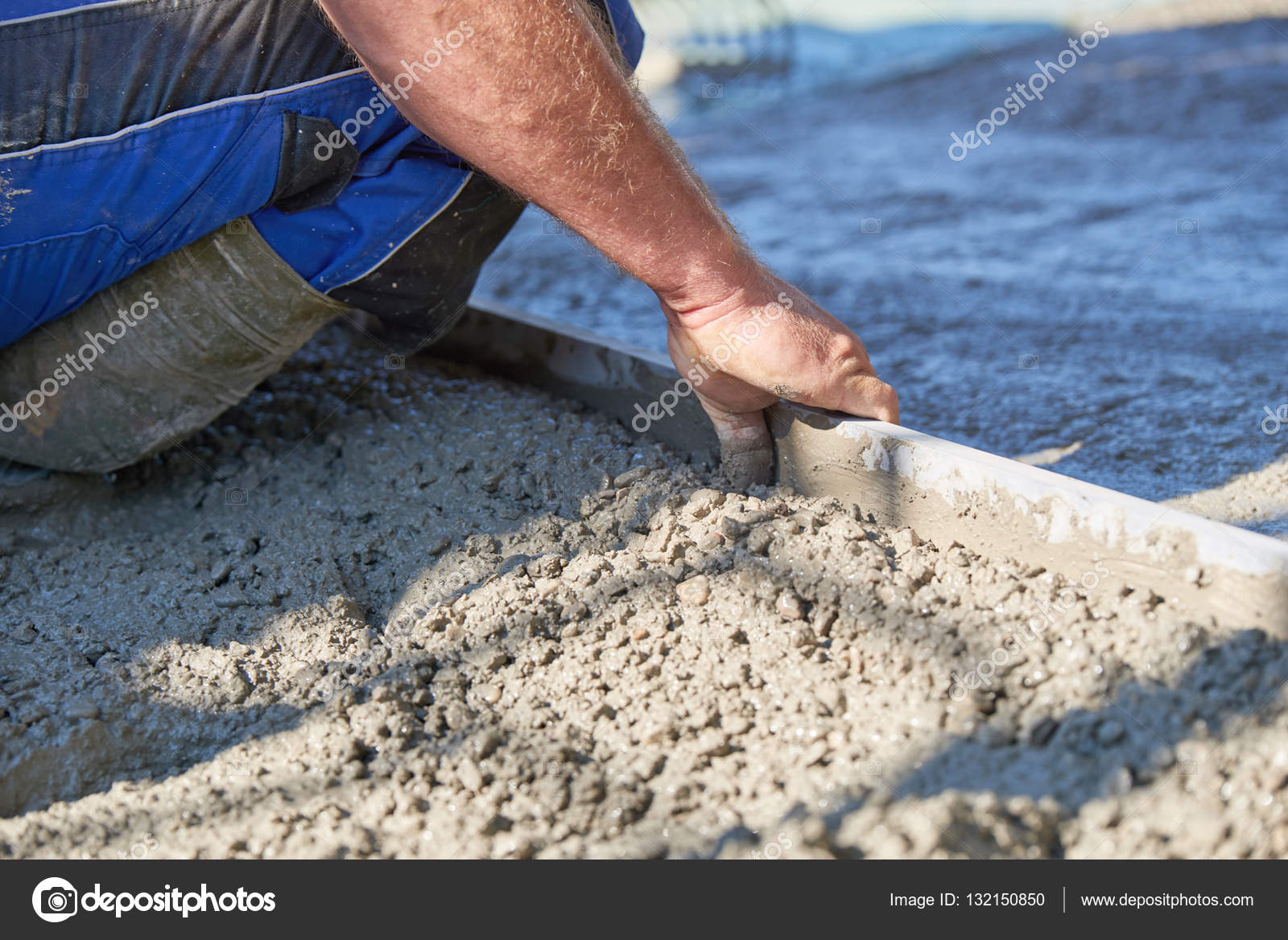 Worker screeding cement floor with screed Stock Photo by ©SonSam 132150850