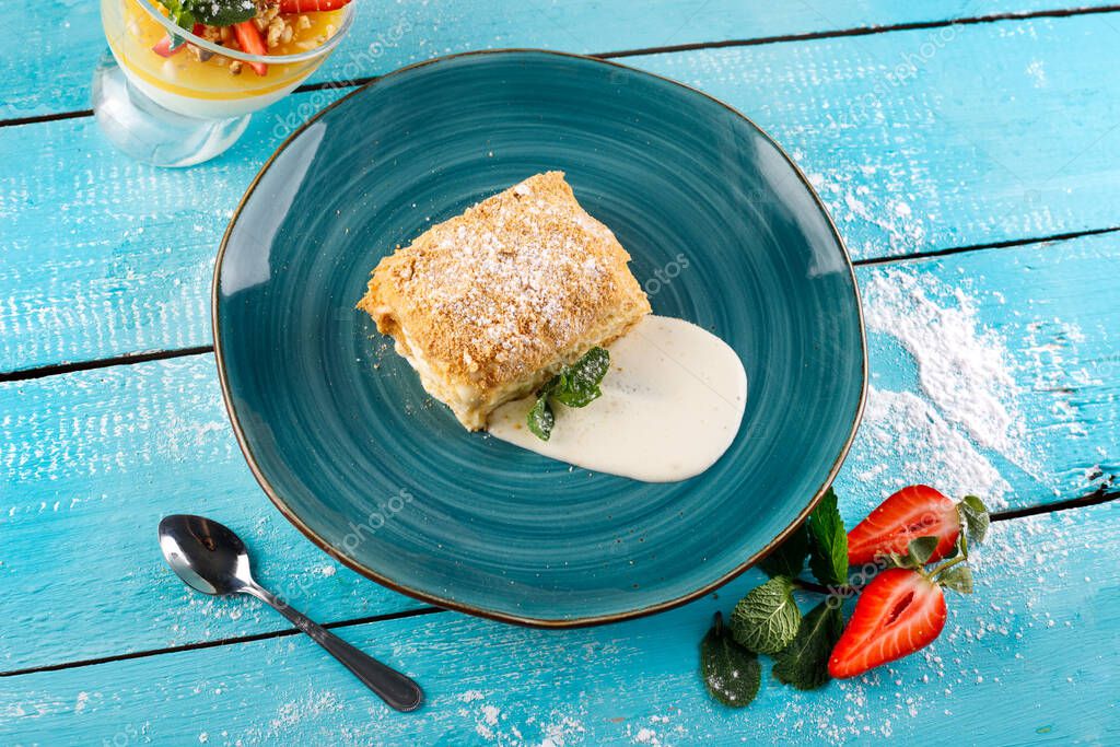 Pastel de capa con crema Napoleon milfey rodaja de vainilla con menta ...