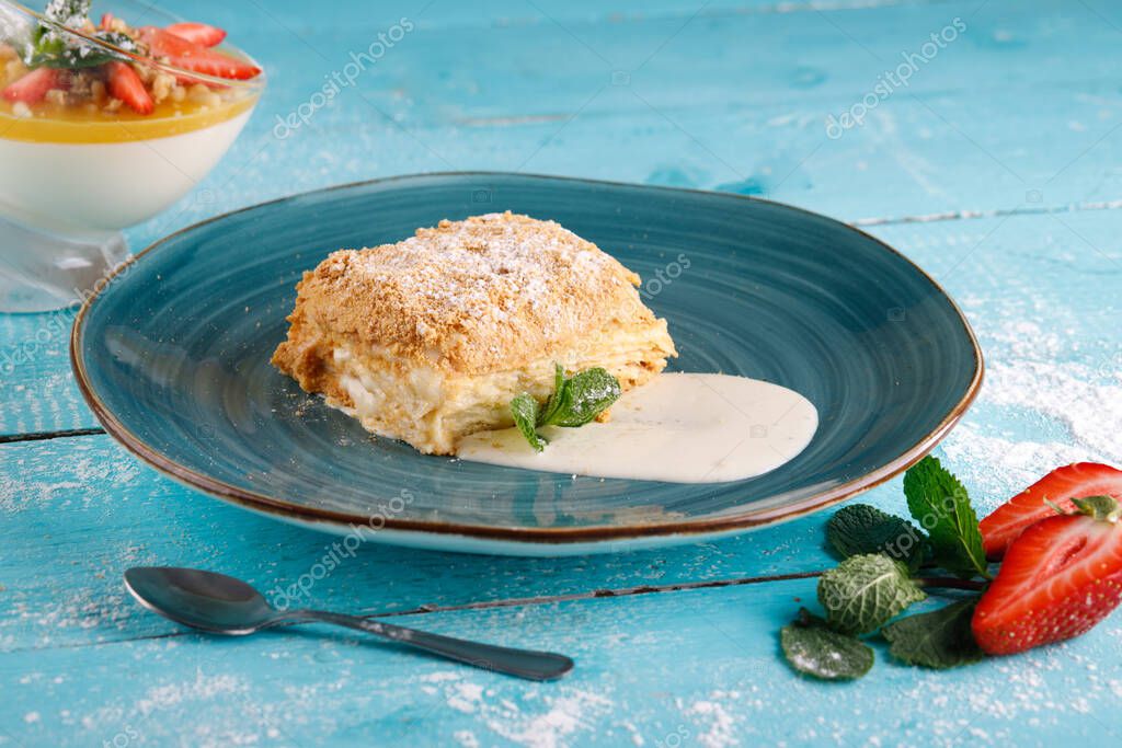 Pastel de capa con crema Napoleon milfey rodaja de vainilla con menta ...