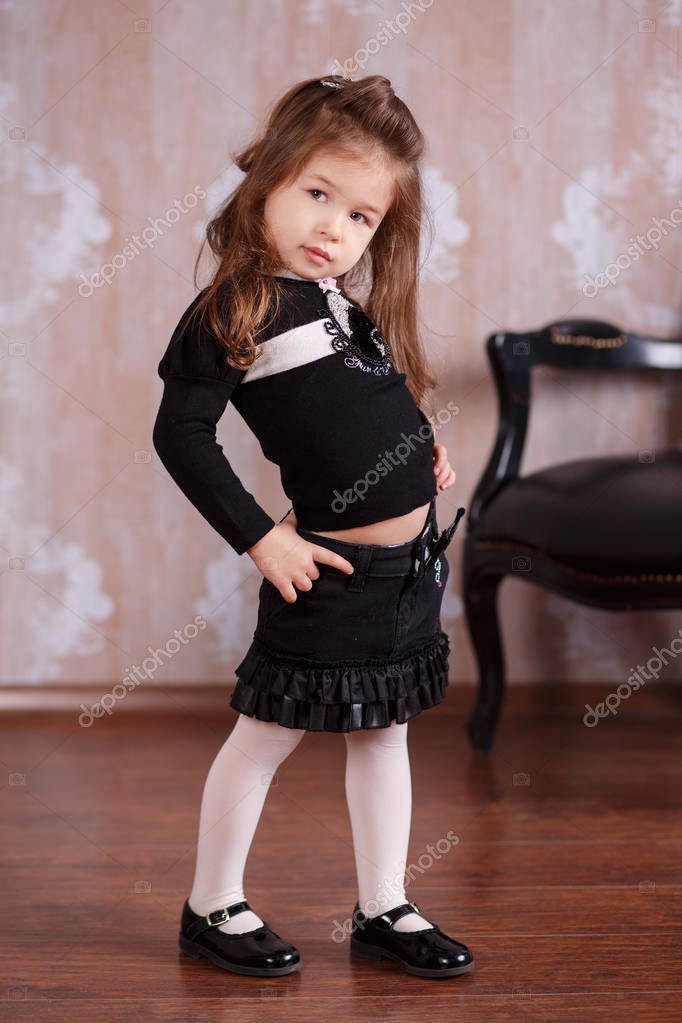 Joven morena dolly lady girl elegante vestida como un jefe en camisa ...