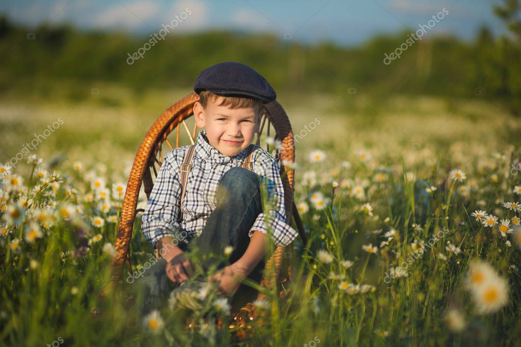 Lindo chico guapo con jeans y camisa sentado en una silla de madera en ...