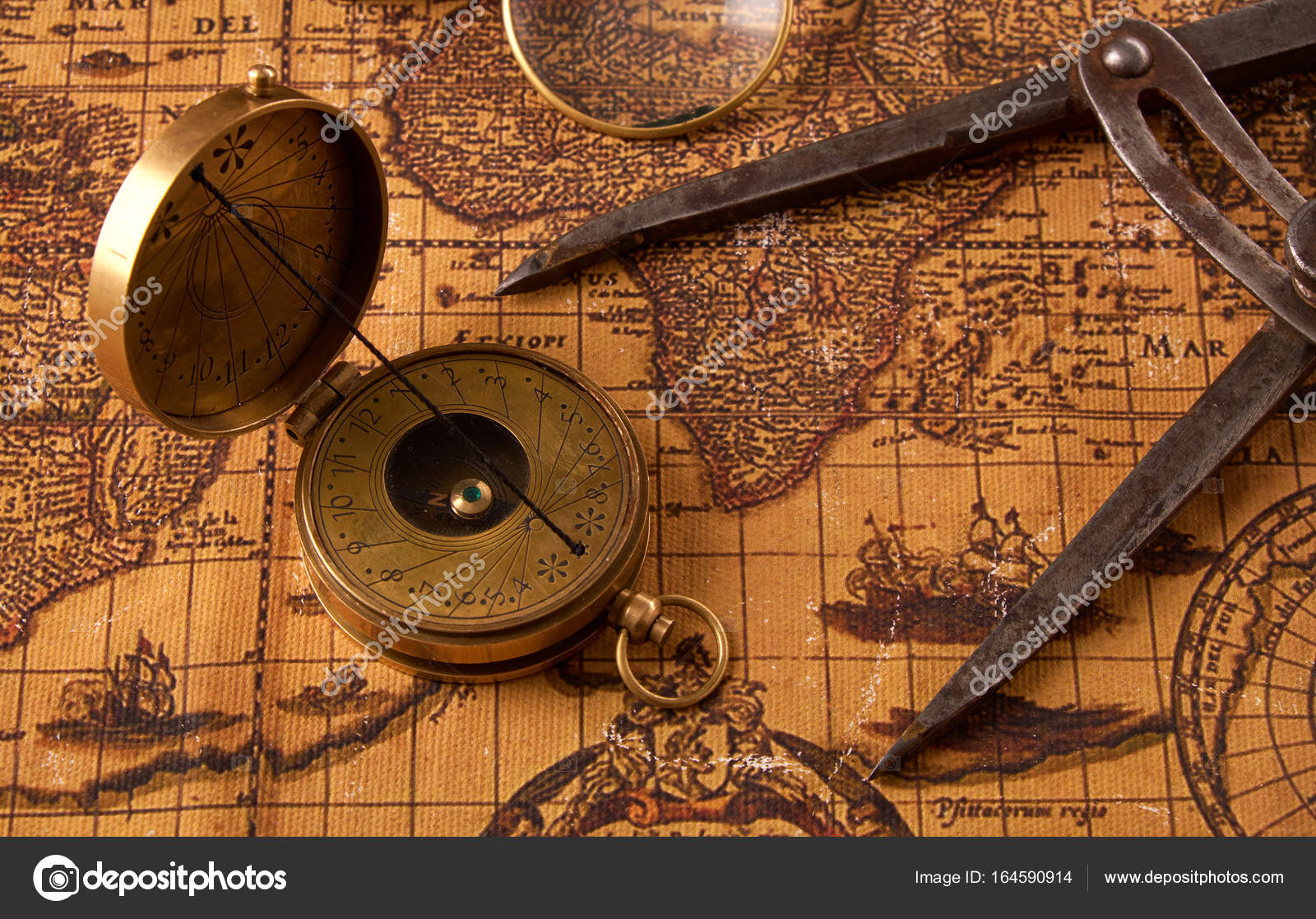 Kompas kuno retro pada peta dunia kuno. Vintage masih hidup. Latar ...