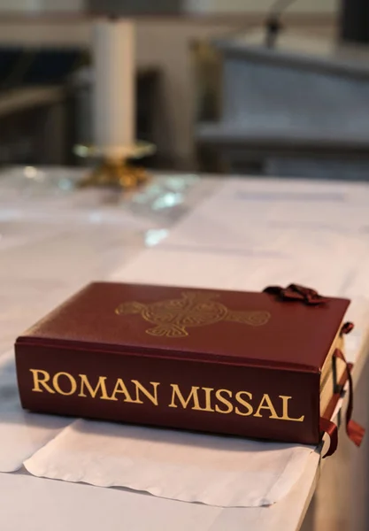 Imágenes de Misal romano, fotos de Misal romano sin royalties ...