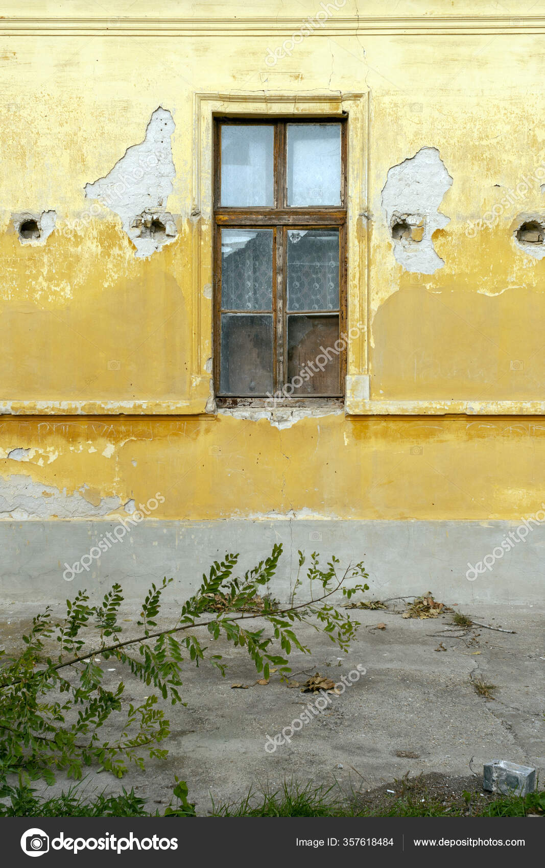 Abandoned Old House Faded Paint — Stock Photo © skovalsky #357618484