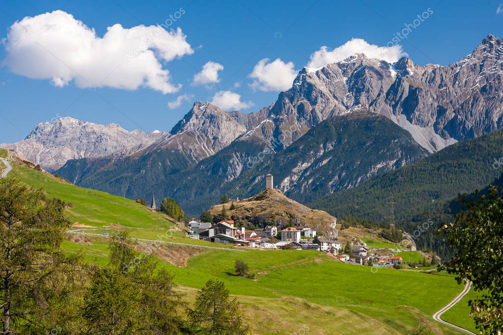 Ardez, un típico pueblo suizo oriental con los Alpes y el castillo de ...