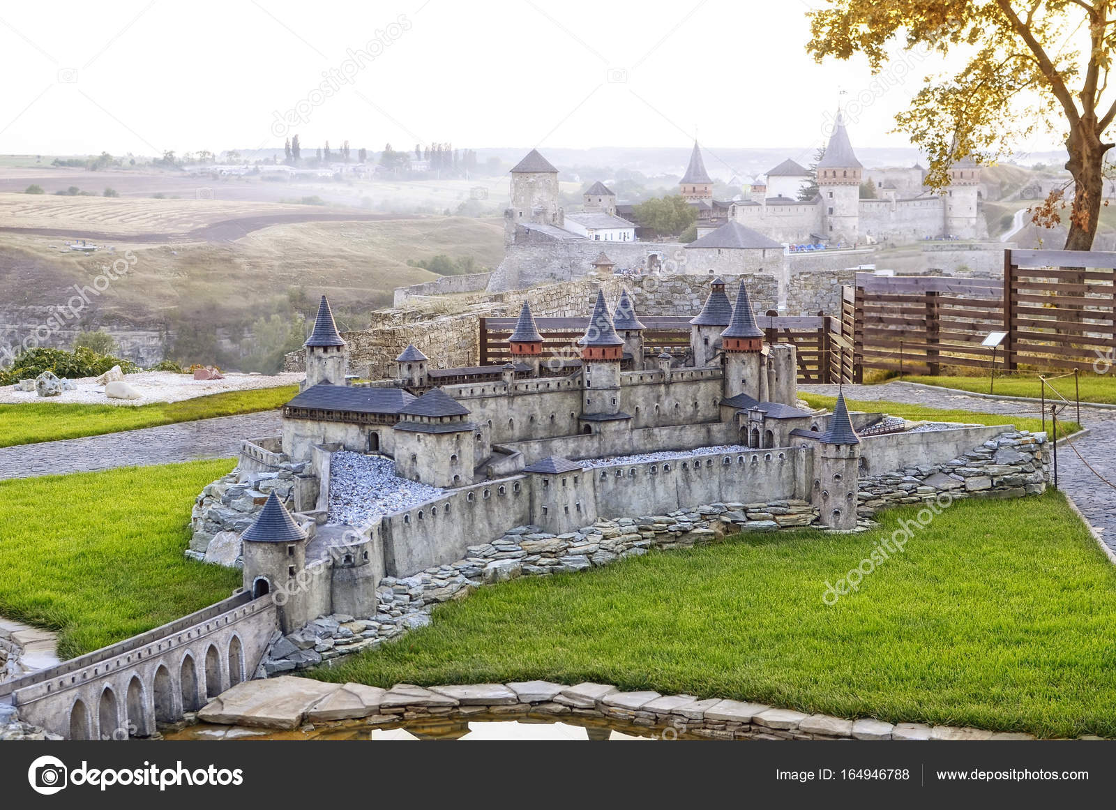 Vista sobre el modelo en miniatura del antiguo castillo medieval ...