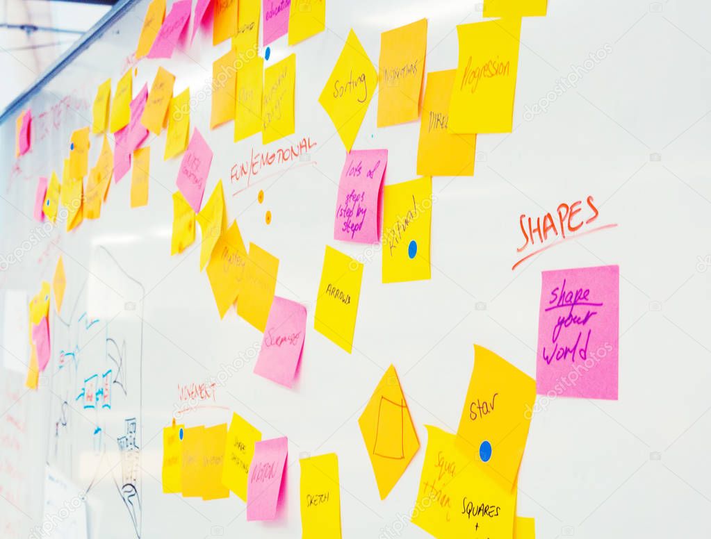 pizarra blanca post-it notas de colores concepto de trabajo en equipo 2024