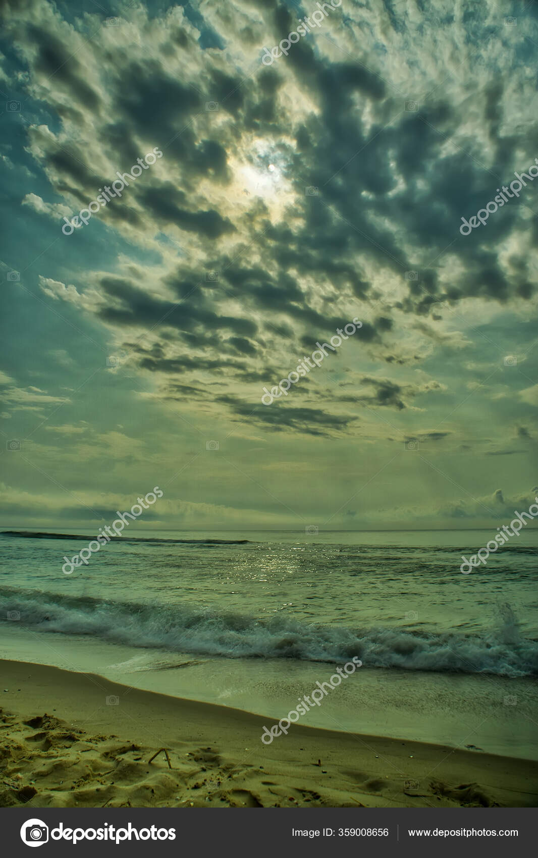 Hermosa Puesta Sol Sobre Mar Con Reflejo Agua Majestuosas Nubes — Foto de stock #359008656 ...