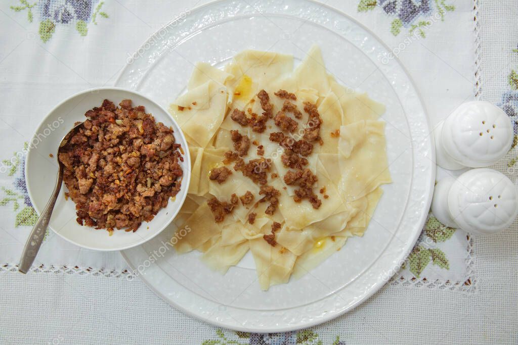 Khingal azerbaijani tradicional con la fuerza de la carne en el mantel ...