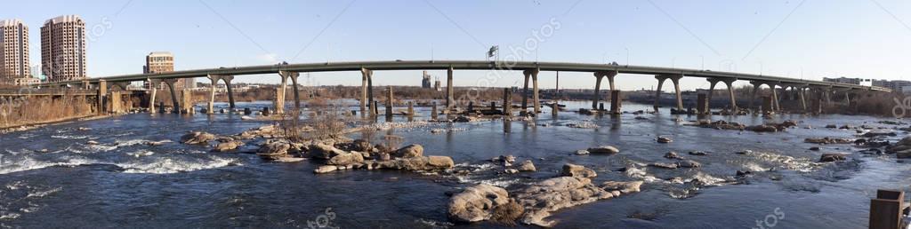 Puente que atraviesa el río James 2022