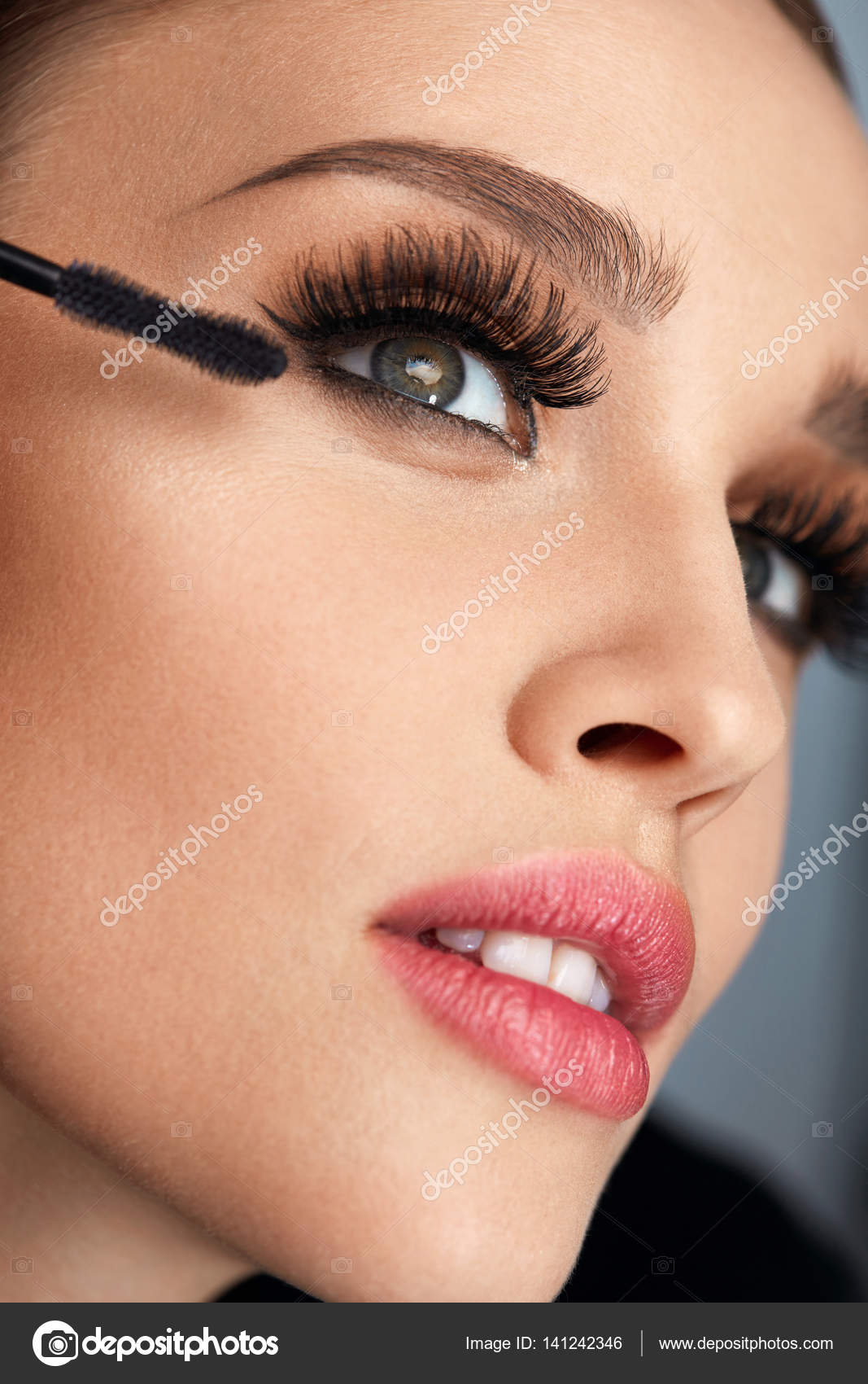 Woman With Makeup, Long Eyelashes Applying Mascara. Doing Makeup ⬇ ...