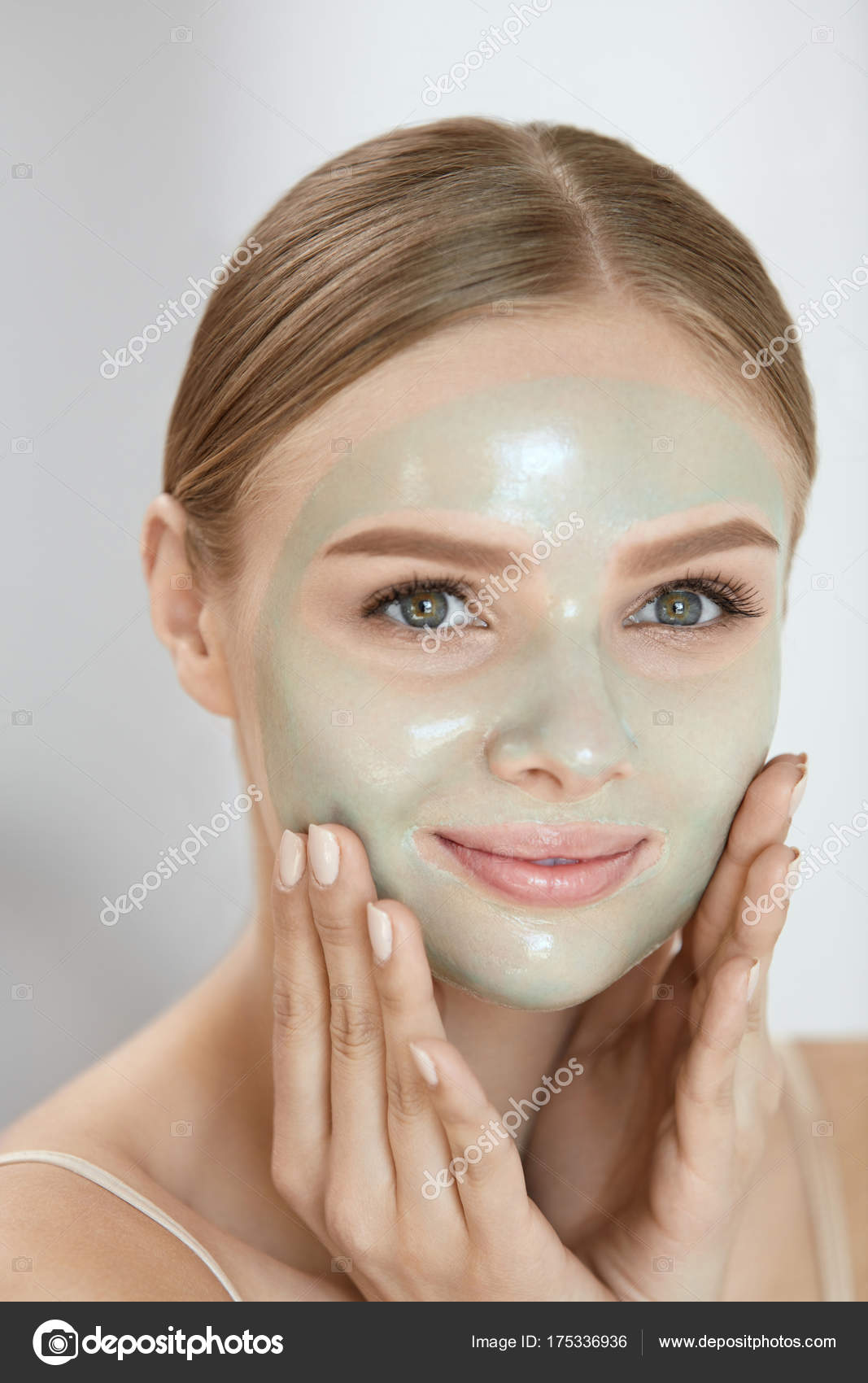 Peeling Beauty Mask. Female Applying Peel Off Mask On Face — Stock ...