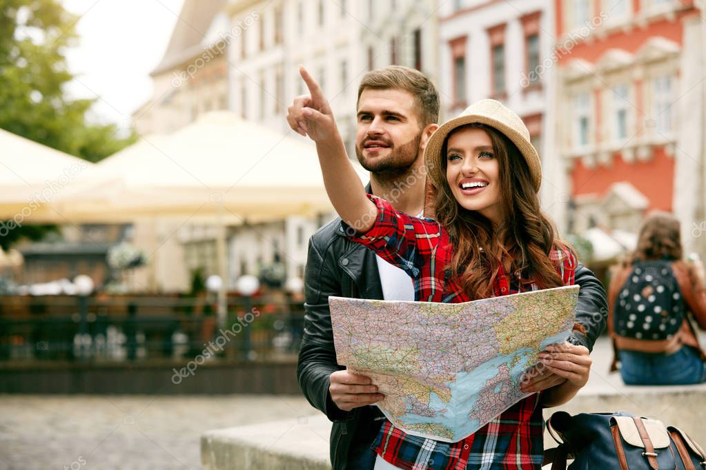 Un par de viajeros usando el mapa para visitar la ciudad. 2023