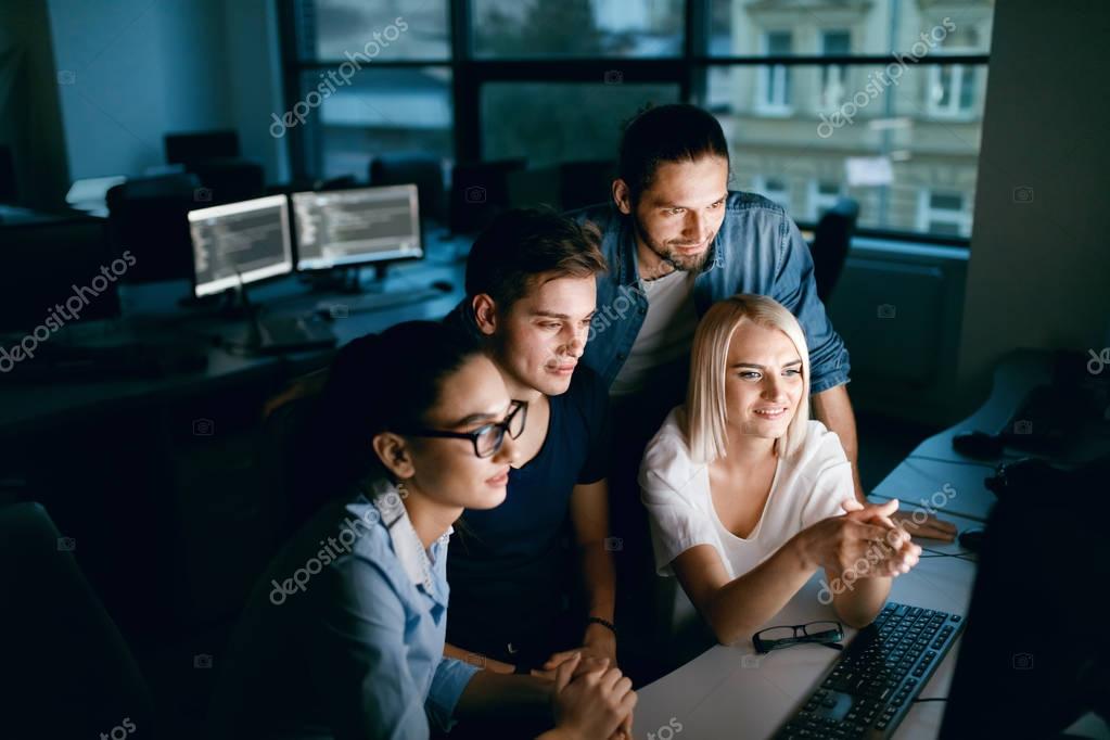 Equipo de programadores que trabajan en la computadora en la oficina. 2024