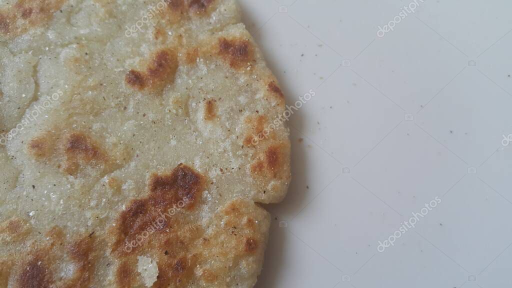 Vista de cerca del pan tradicional llamado Jawar roti o bhakri sobre ...