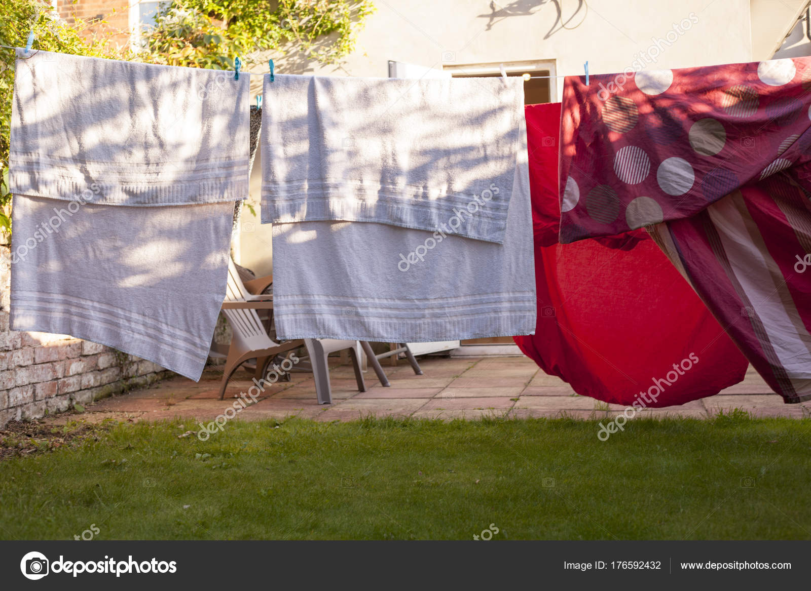 Clothes-line laundry house background Stock Photo by ©artursz 176592432